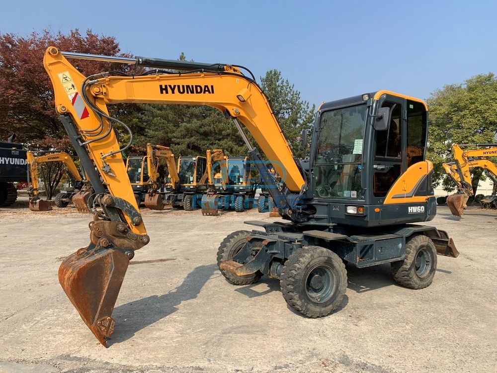 PHÂN LOẠI MÁY XÚC THEO KÍCH THƯỚC VÀ 7 TIÊU CHÍ CHỌN MUA MÁY XÚC